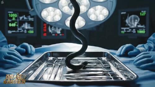 手术室惊魂!无影灯突降毒蛇砸进无菌器械盘