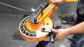 实拍:修车工演示手动弯管机工作过程