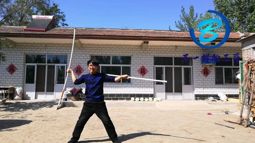 两根金箍棒应该怎么玩呢?农村小伙慢动作教学
