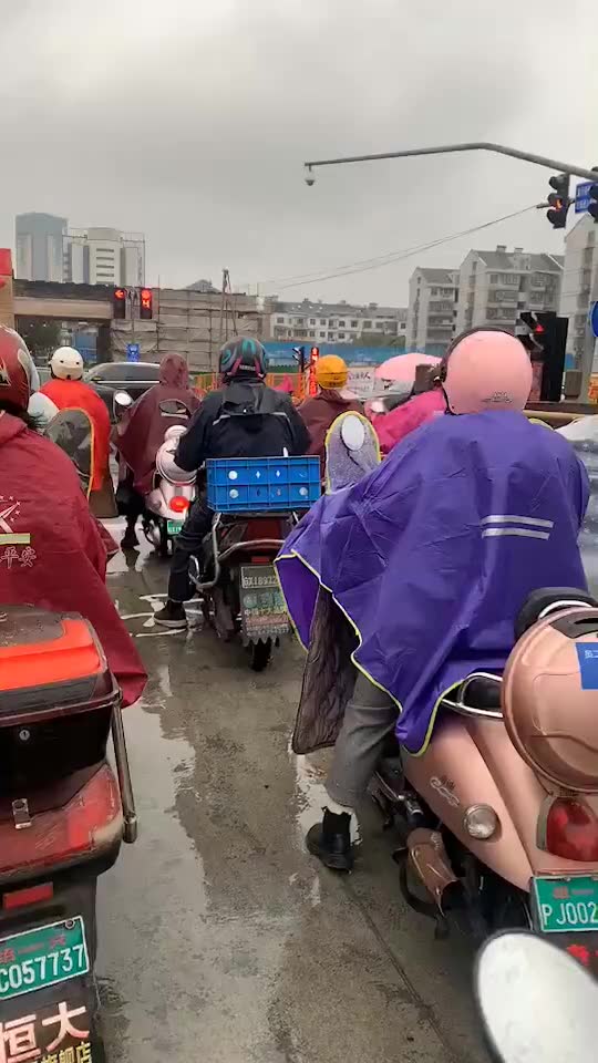 【电动车雨衣的正确用法】看别人穿雨衣的方式才发现自己搞错了。