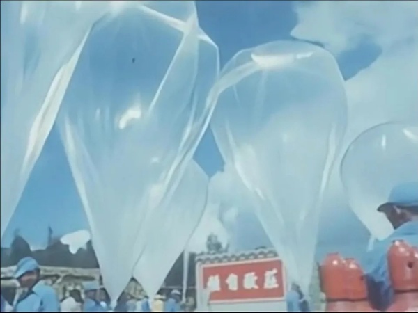 1976年唐山大地震,对岸放气球慰问