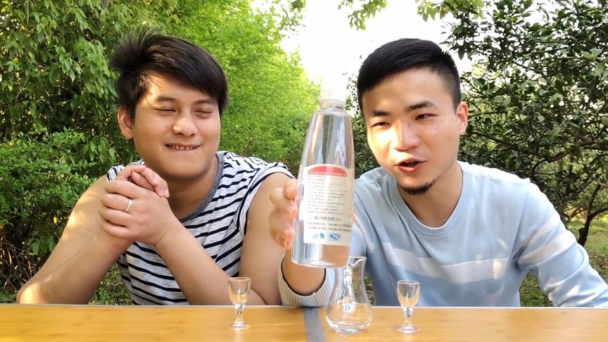 这个酒的配料表印的地方是我见过最个性的