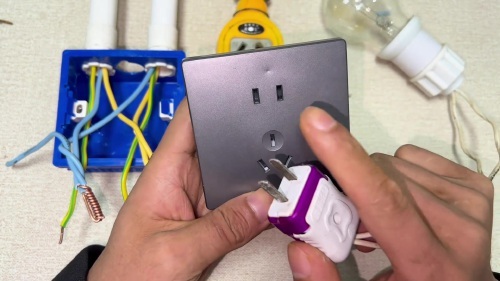 零火线反着接插座,拔插头稍不注意就会触电,这才是正确接法