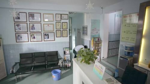 狗没病,经理却装模作样治疗收费,傻根想不明白呀