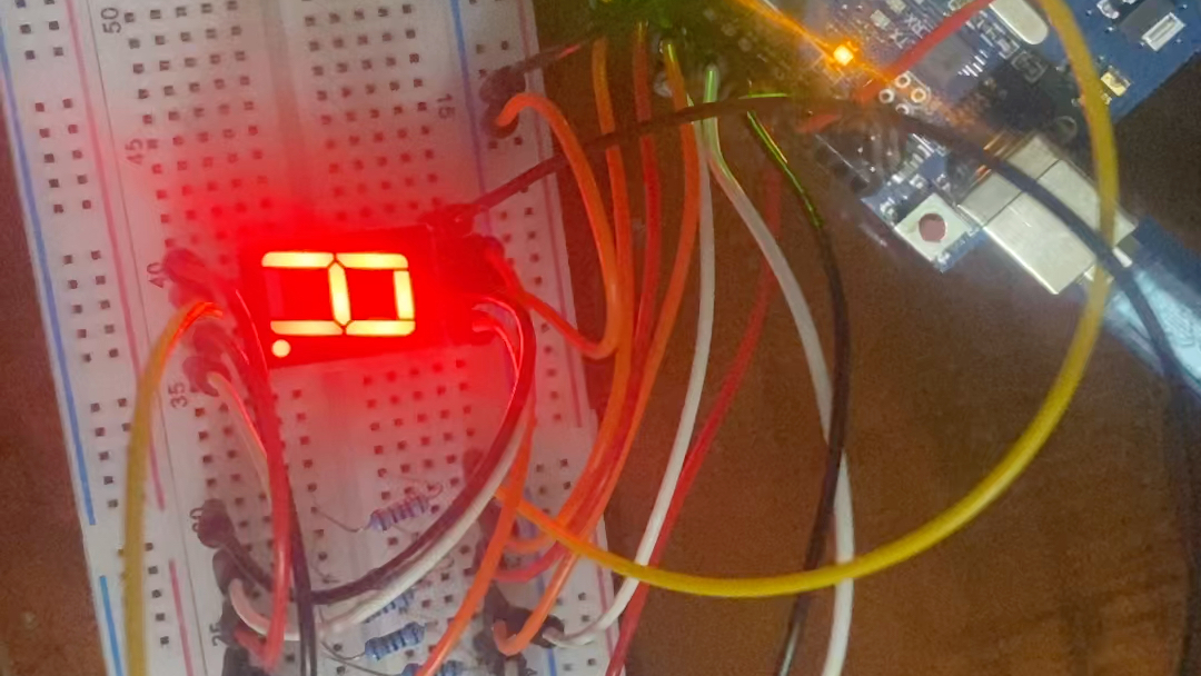 Arduino按键计数(数码管最下方烧坏了)
