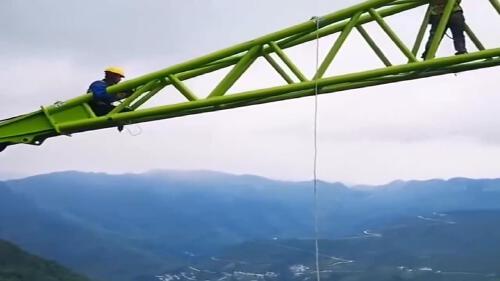 吊车安装工,如果不是为了养家糊口,谁愿意干这个