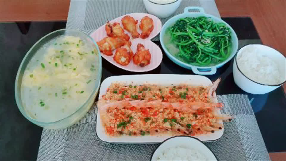 周末了,也要按时做饭,简单的三菜一汤,孩子说比饭店都好吃