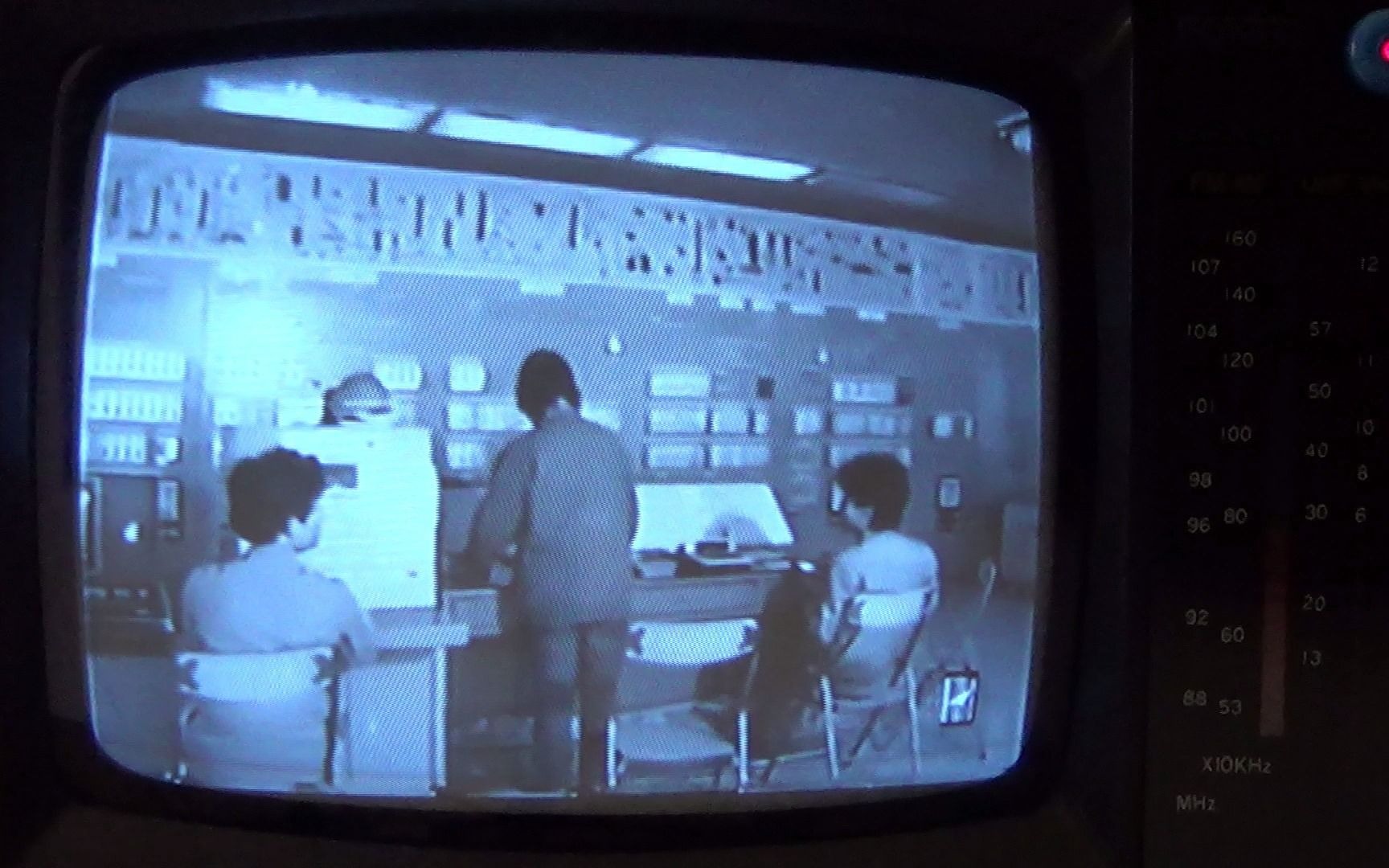 自制模拟信号发射机 播放东方化工厂广告