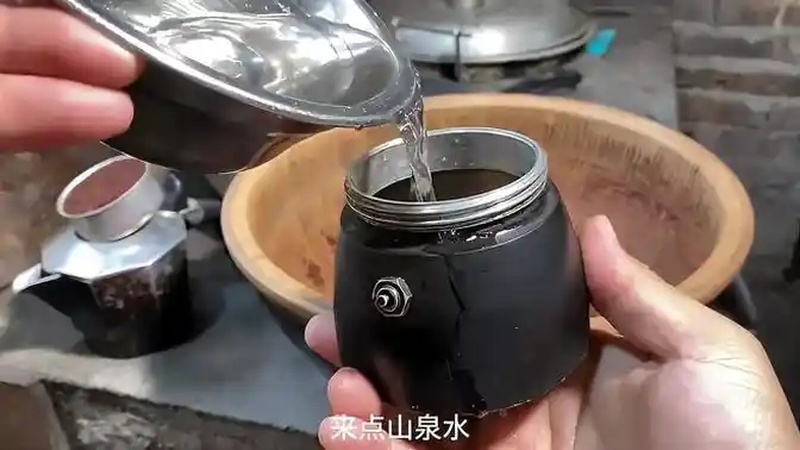 柴火烘烤可可豆,村里的咖啡师做个可可拿铁
