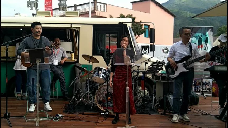 侨博会上随拍小姐姐唱歌#街头表演 #拍摄现场 #日常vlog