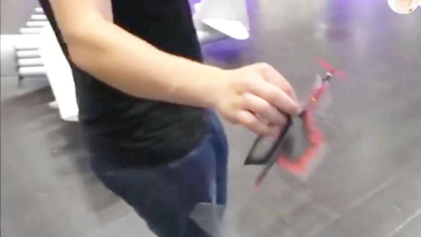 国外小哥用塑料做了一架飞机模型,真能飞起来吗?