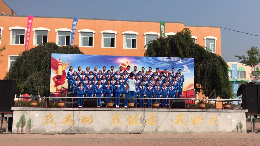 大合唱《我和我的祖国》视频火了!指挥是亮点,学生个个有本领