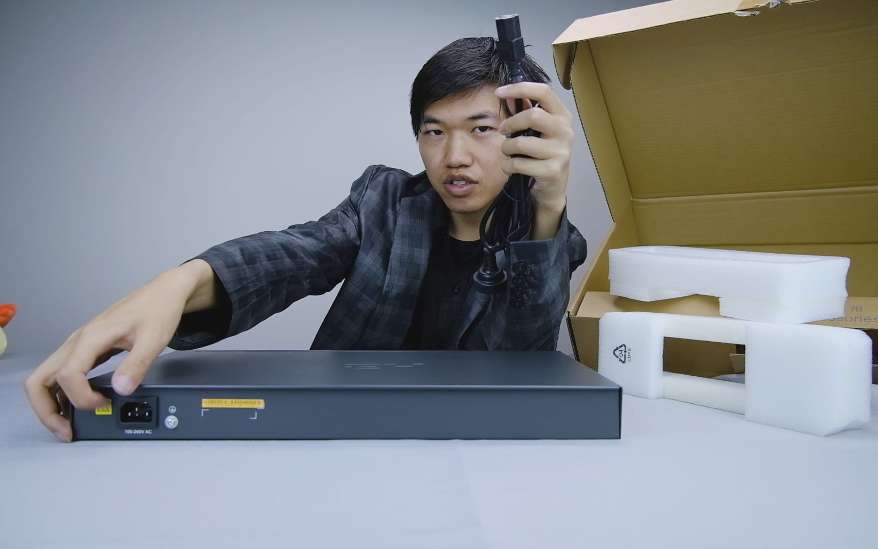 王自如模仿大赛!穿着西装多机位开箱华三交换机