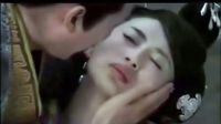 美女跪在雨地中淋雨晕倒,帅哥男友急忙救治