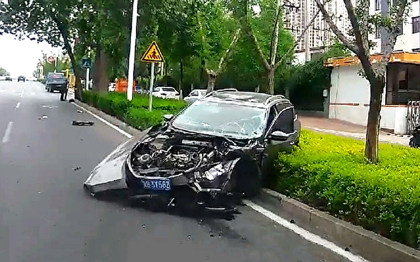 交通事故合集:临近路口超速行驶,遇见状况刹车都来不及