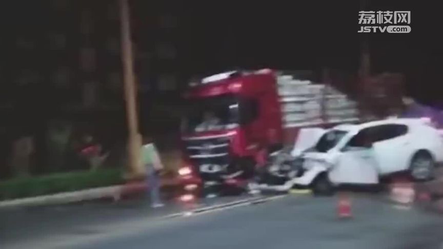 玛莎拉蒂逆行时速200公里撞上大卡车 2人当场死亡!