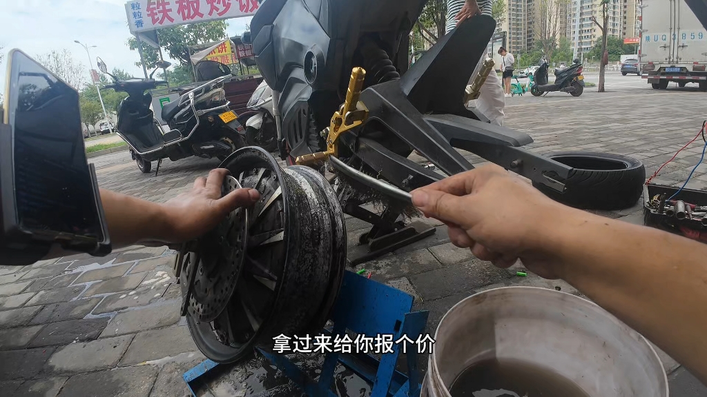 更换电摩真空胎没想到轮毂很脏 #更换真空胎