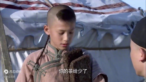 小孩这么小就会讨价还价,引起掌柜注意,却不知是自己儿子