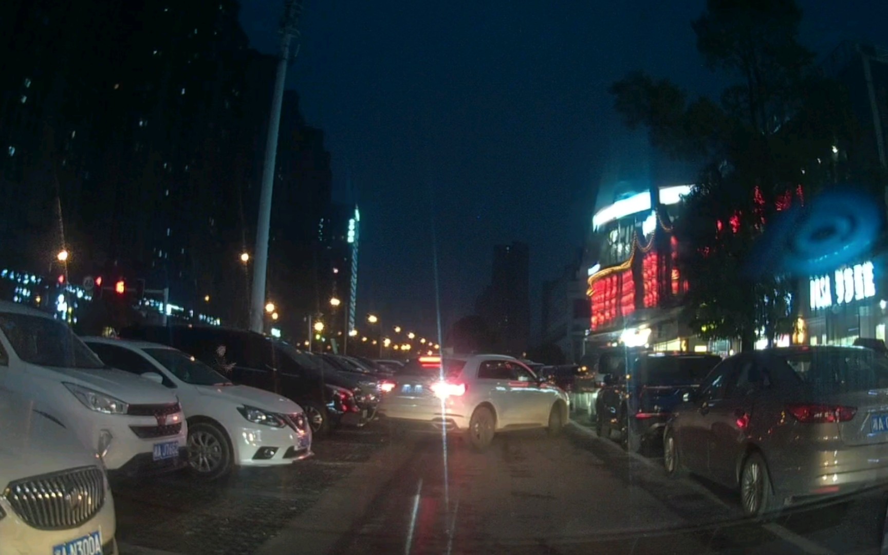 高素质奥迪车主停车场大度让位