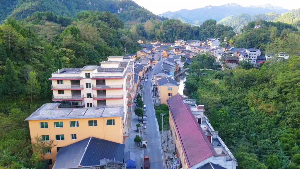 小伙用无人机航拍自己家乡 为家乡代言 给家乡宣传