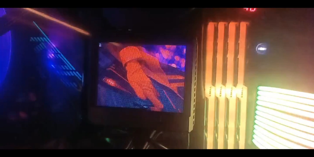 华硕龙神二代水冷散热器显示屏效果