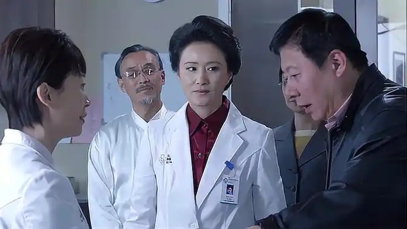 产科医生:主任对总裁低头哈腰,突然对女医生鞠躬,下刻傻眼了