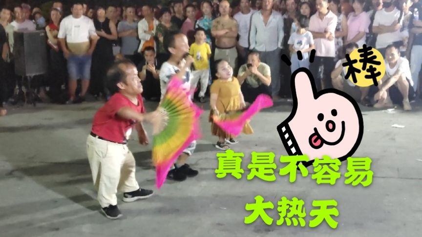 大热天残疾人为了赚点钱,确实不易,他们表演得到位也很辛苦