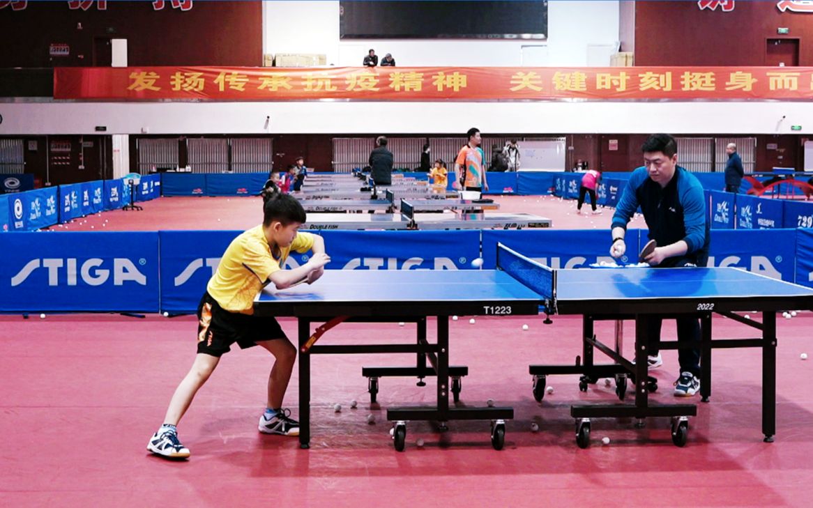 反手关键性组合战术:反手拧拉衔接上旋抽,练好了多一个得分手段