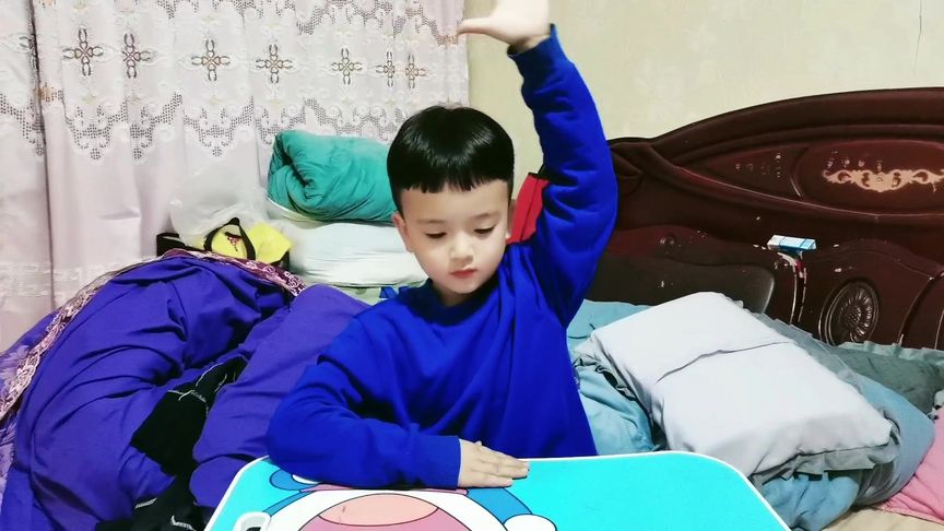 家庭作业:课桌律动手势舞“踏浪”#东关实验小学 #儿童手势舞