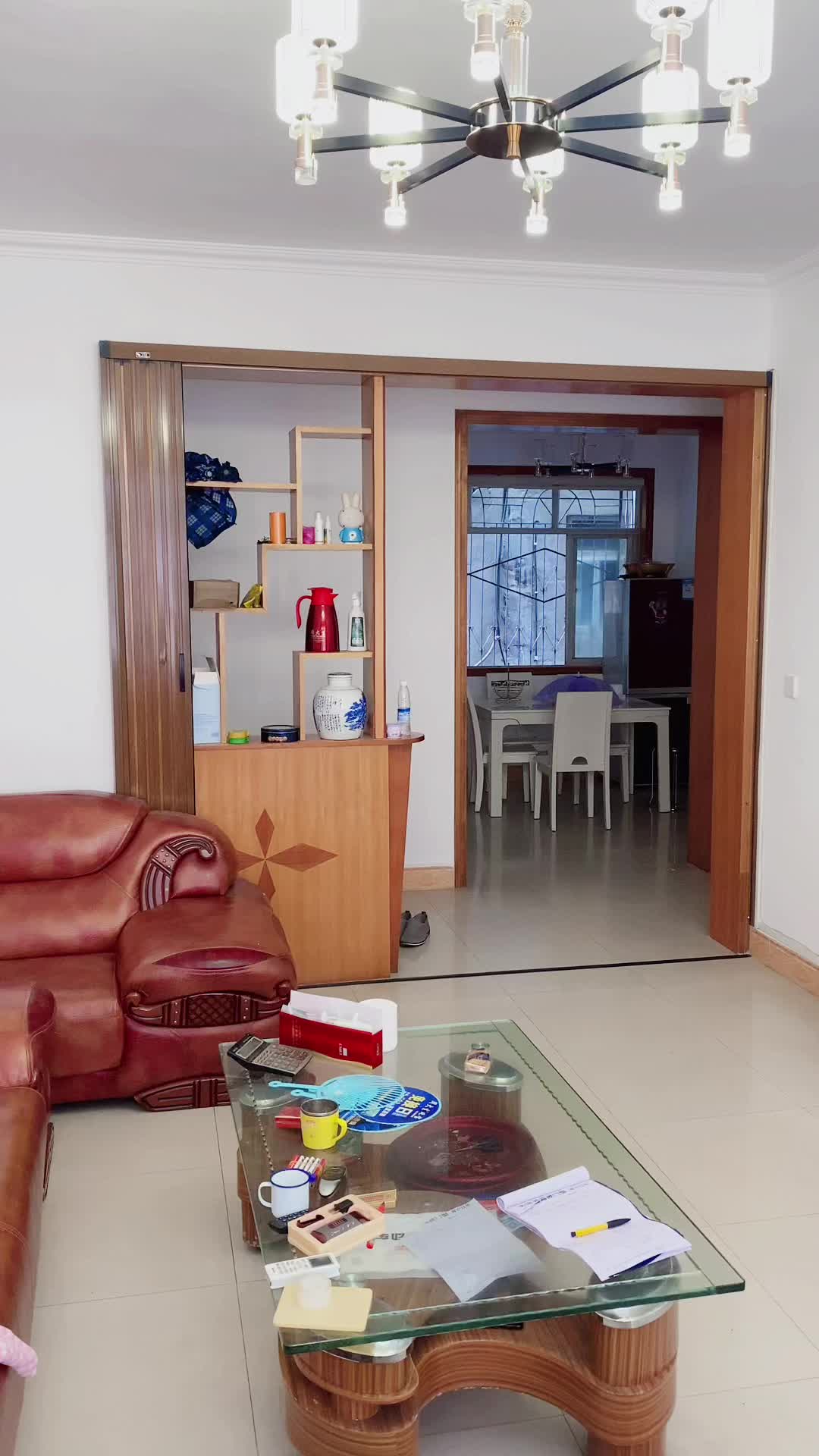 客餐厅处3联动隐形推拉门,客厅和餐厅隔开,隔空调冷热节省空间。隔...