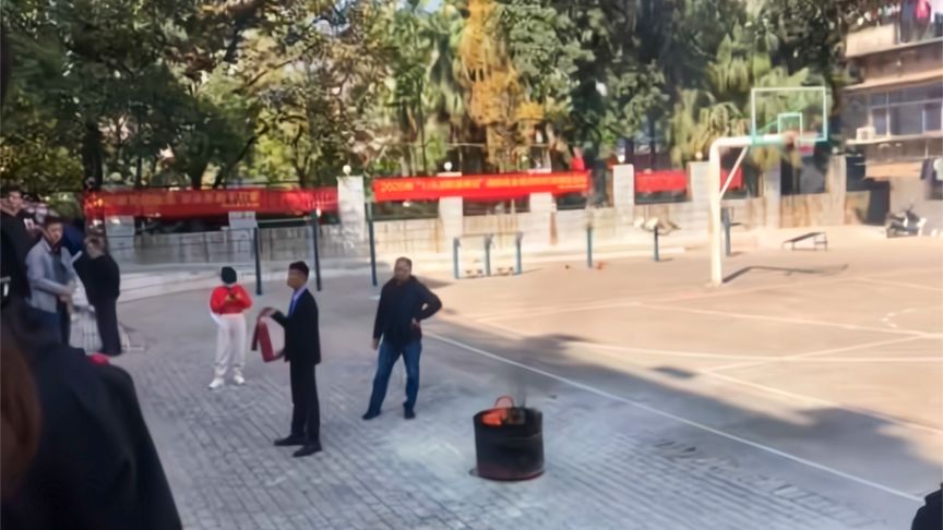 消防演练现场之二氧化碳灭火器