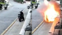 电动车在街边突然起火爆炸,碎片飞溅火势惊人,监控拍下恐怖一幕