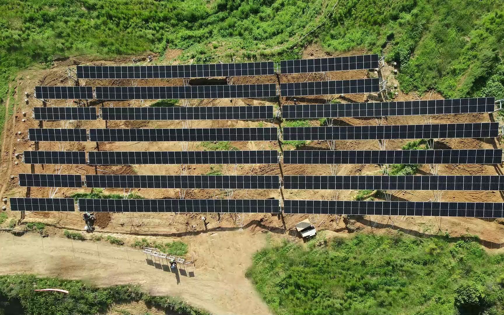 全国首例山地PHC管桩大跨距索结构柔性支架项目 示范阵列组件安装...