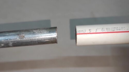 铁管和塑料管都没有螺纹怎么连接呢?师傅教你这样接简单又实用