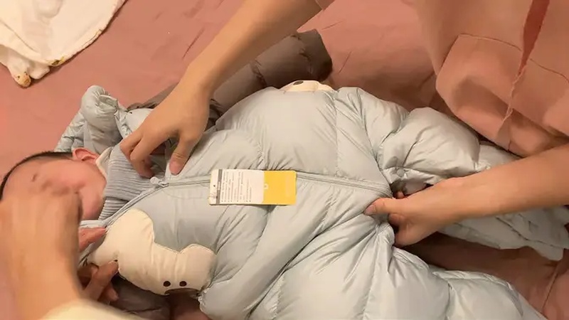 妈妈给小鱼儿新买的羽绒服也太大了,他的胳膊和腿都漏不出来