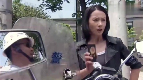 警中警:姑娘拦下交警,不料亮出证件后,交警竟要亲自送她