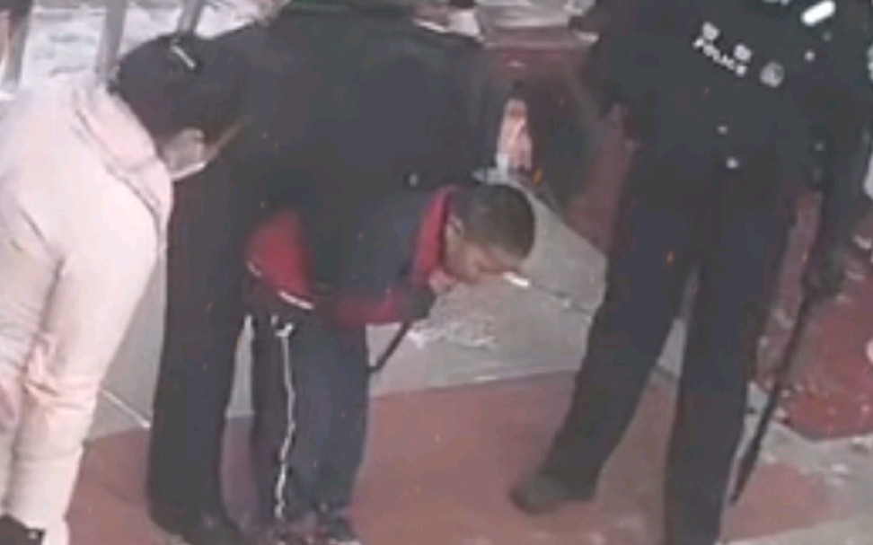 学生被糖果卡喉民警5秒急救!