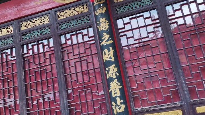 佛教宗旨是“普度众生”,决不是消极遁世,逃离世俗!