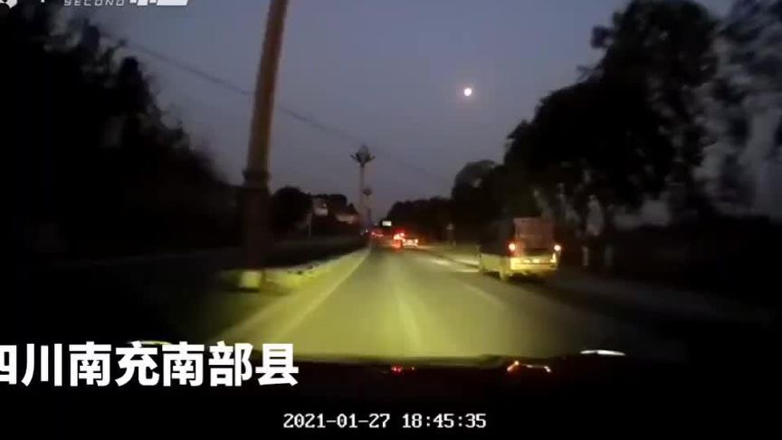 30秒|男子醉酒骑摩托乱超车 遇车祸当场死亡