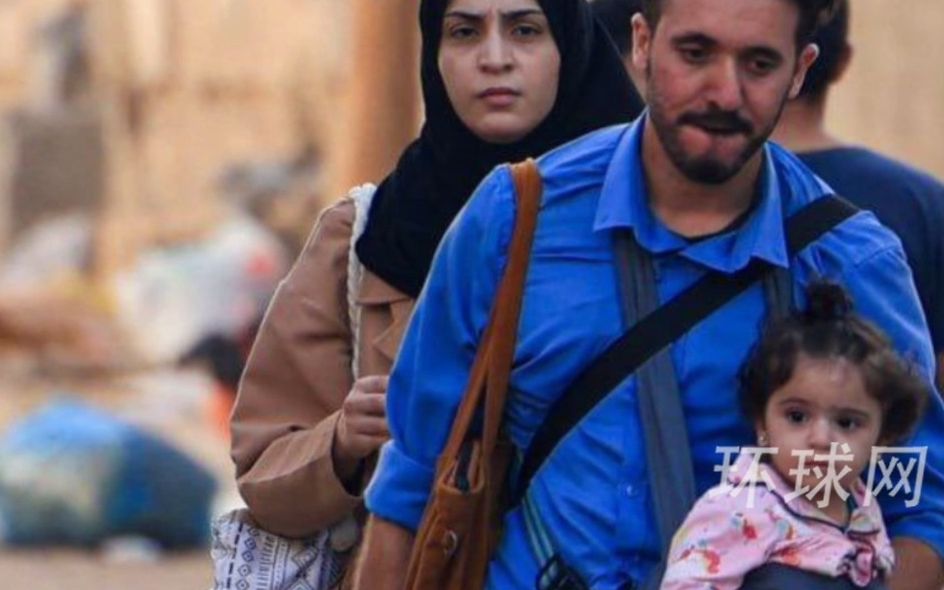 以色列向加沙城投放撤离传单,已有居民携家带口卷铺盖撤离,画面令人...