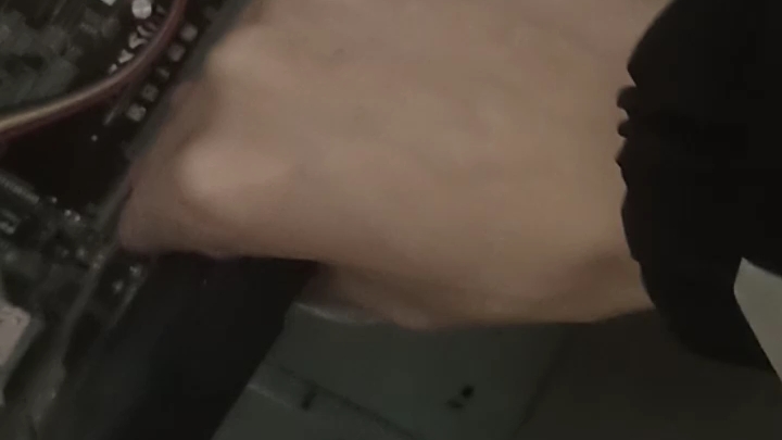 有没有人知道这主板结构是这样的啊,显卡死活拔不出来。