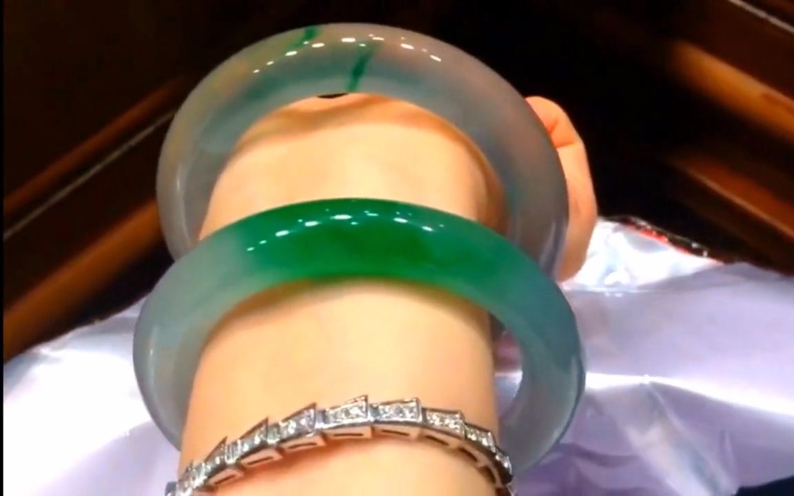 5分钟教会你,全方位深度解说“翡翠”手镯选购技巧!