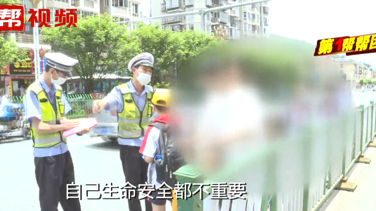 学生驾驶电动车逆向行驶,在车流中来回穿插,吓得驾驶员连连鸣笛