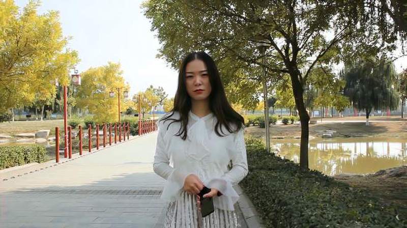 假乞丐大街上乞讨,掏出手机路人懵了,用的是苹果还能办信用卡