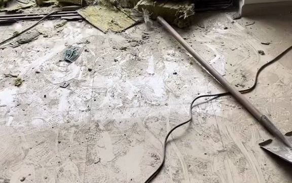明天阳台安装断桥铝门窗今天来铲阳台保温层呵呵又是被气到的一天