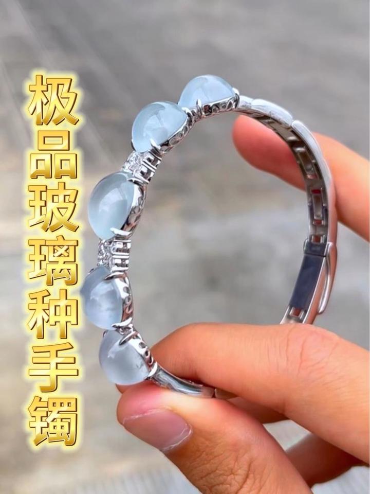 ...玻璃种手镯!现在还值多少?#高级珠宝 #冰种翡翠 #玻璃种 #翡翠蛋面