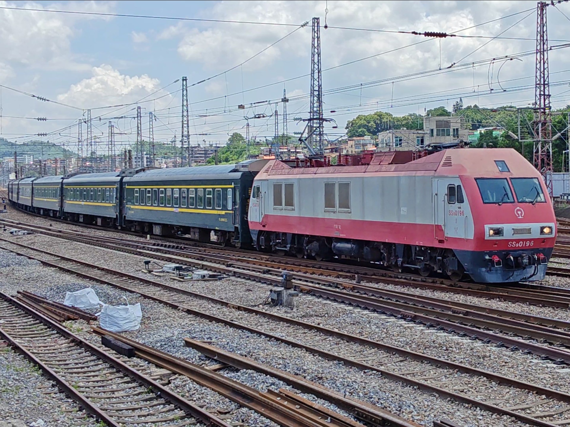 ...线韶关东站上午进出站列车·2025.06.22京广线韶关东站南头拍车(下)