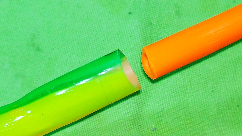 粗细不同的塑料管怎么接一起?教你个好方法,用膨胀螺丝完美对接