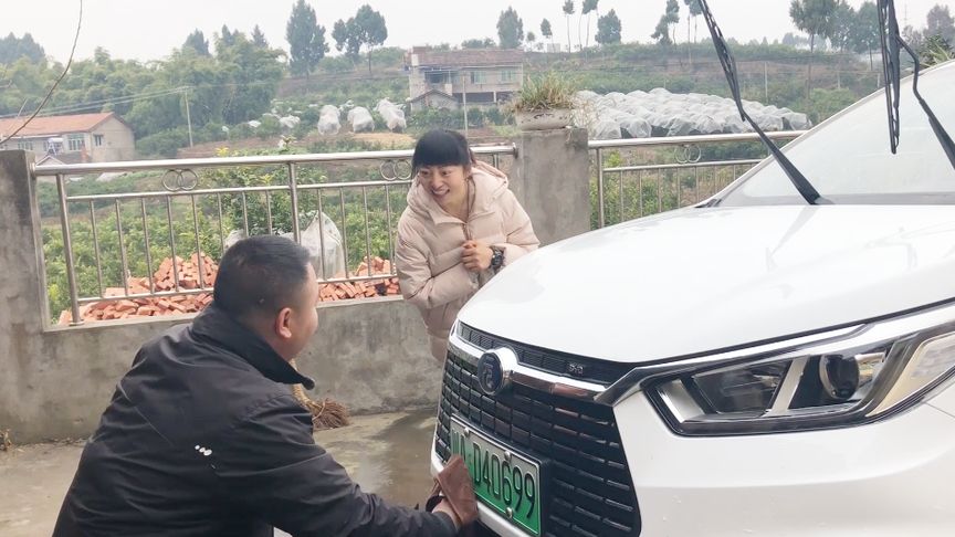 农村姑娘买的新能源汽车,男友聊一下使用心得,电动车还能买不
