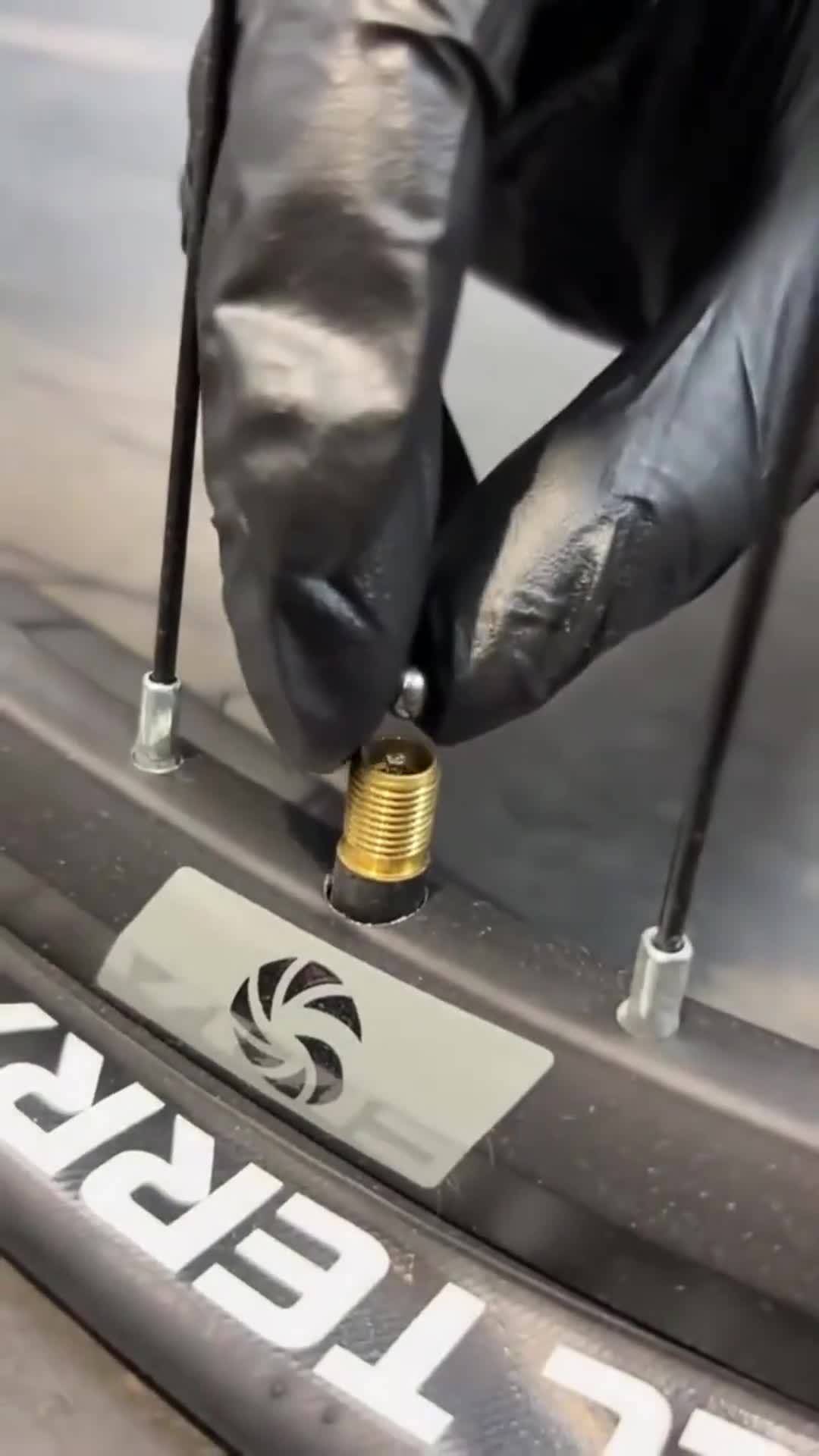 没打气筒?教你快速给自行车加气的妙招